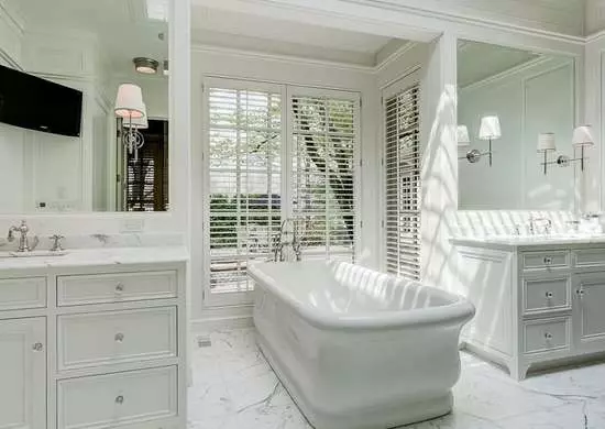 Baño de mármore branco