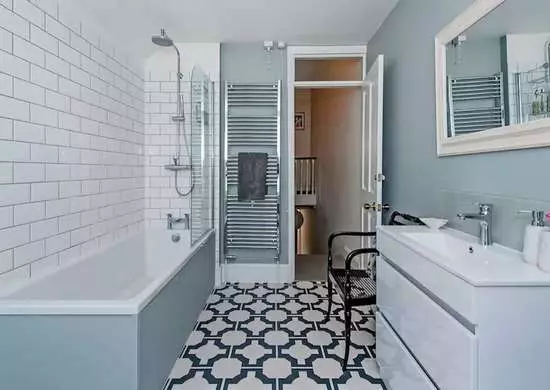 Badeværelse med mønstrede gulvfliser