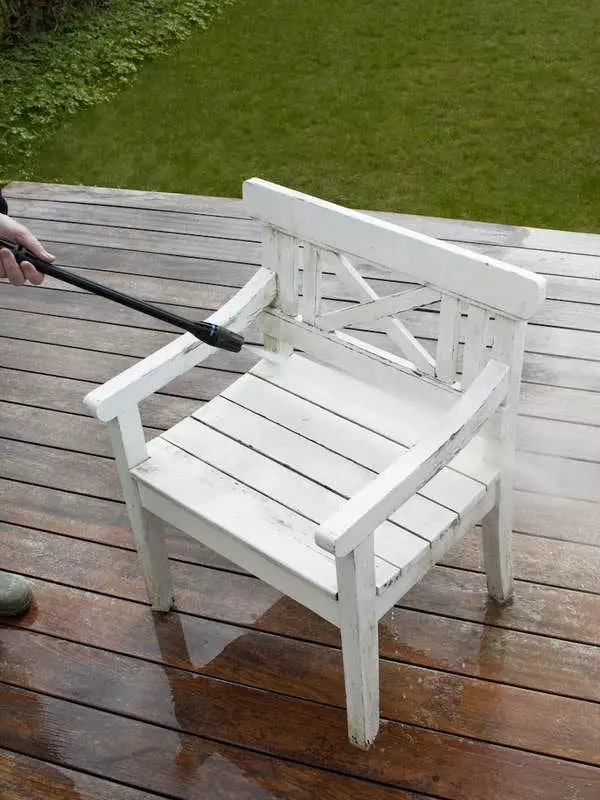curățați mobilierul de terasă