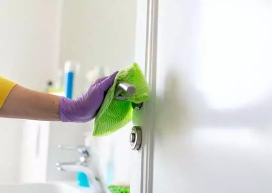 cách làm sạch các bề mặt cảm ứng cao trong phòng tắm