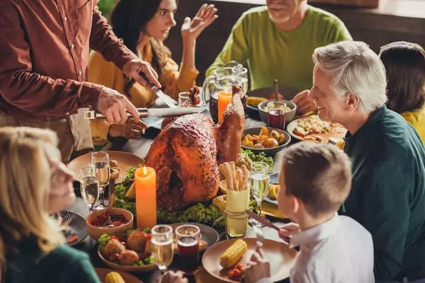 13 tips för att passa alla runt Thanksgiving-bordet