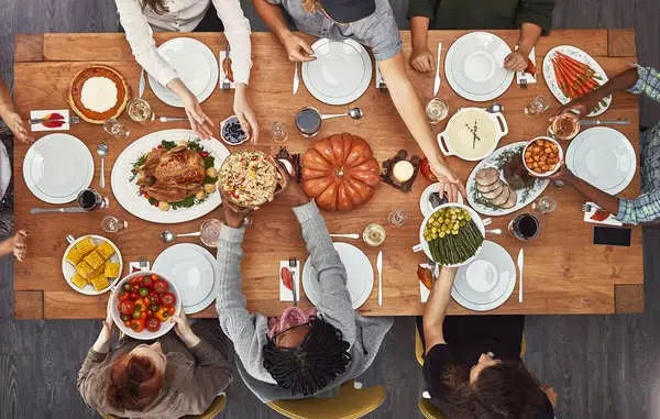 13 tips om iedereen rond de Thanksgiving-tafel te passen