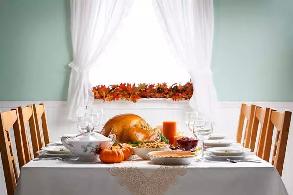 13 tips för att passa alla runt Thanksgiving-bordet