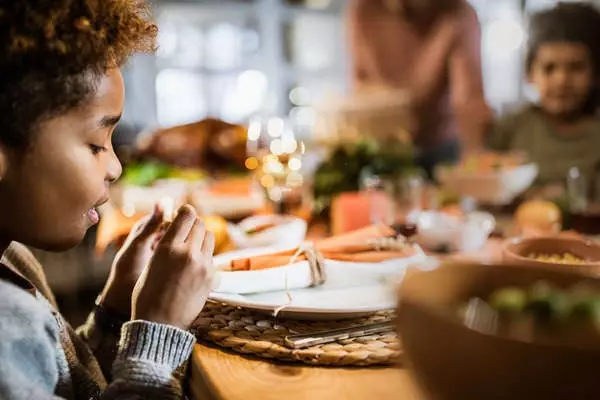 13 tips om iedereen rond de Thanksgiving-tafel te passen