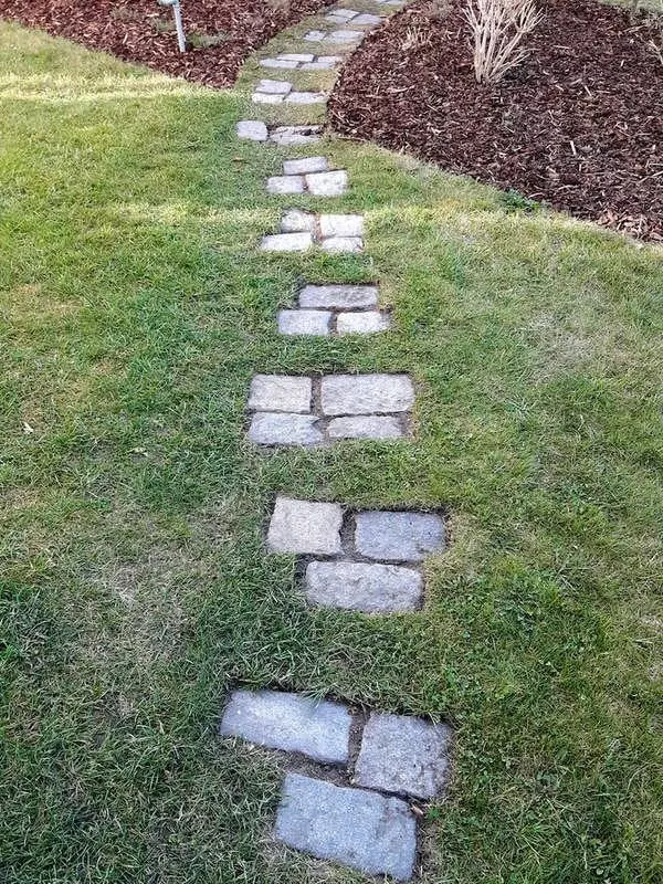 kivipolku ruohoineen