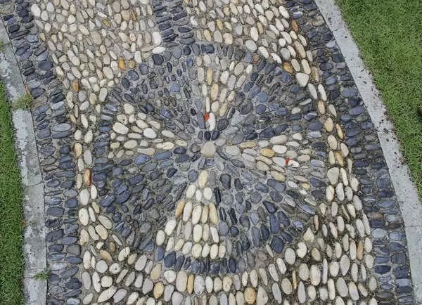 Passerella in pietra a mosaico