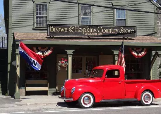 Ụlọ ahịa obodo Brown & Hopkins na Chepachet, Rhode Island