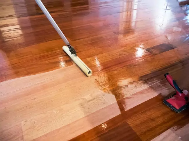 堅木張りの床を再仕上げする方法