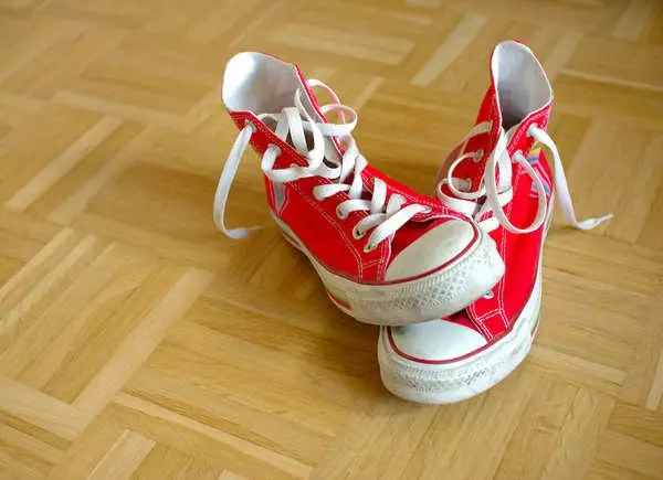 Como eliminar marcas de desgaste dos zapatos