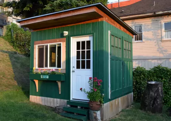 Зелений крихітний будиночок