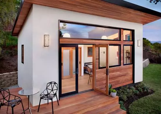 Moderne lille hjem og veranda