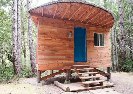 Pequena casa de madeira