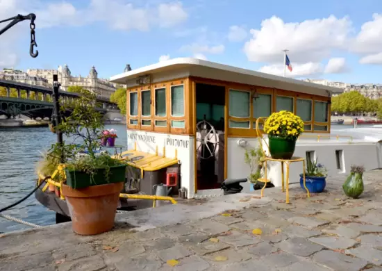Парижский плавучий дом на Airbnb