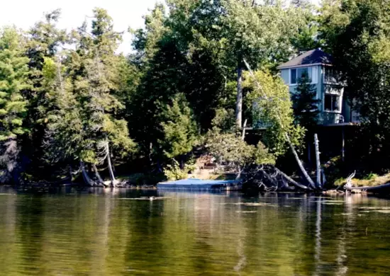Airbnb上的湖边小屋