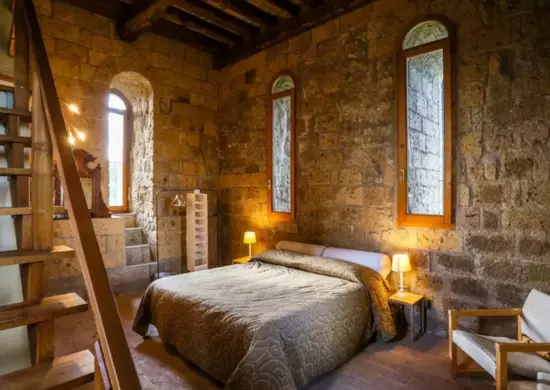 Airbnb . पर 12वीं सदी के अभय को रूपांतरित किया गया