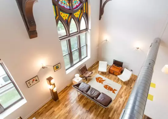 Airbnb上改建的哥特式教堂