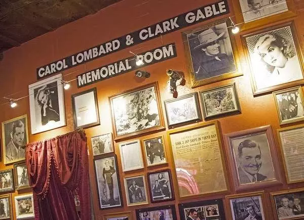 Carole Lombard minnisvarði í Pioneer Saloon