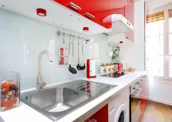 लाल और सफेद रसोई और कपड़े धोने का कमरा