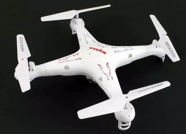 Cadouri pentru iubitorii de tehnologie - Quadcopter Syma cu cameră HD