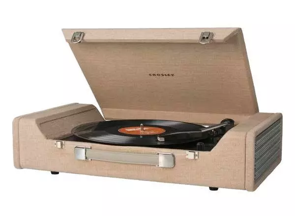 Cadouri pentru iubitorii de tehnologie - Crosley Nomad Turntable