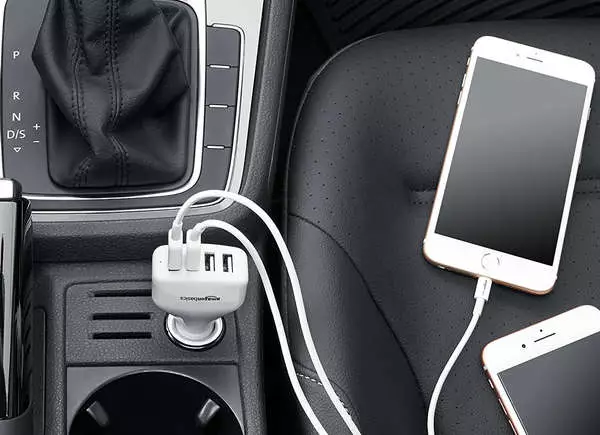 Cadouri pentru iubitorii de tehnologie - Încărcător auto USB DigiPower cu 4 porturi