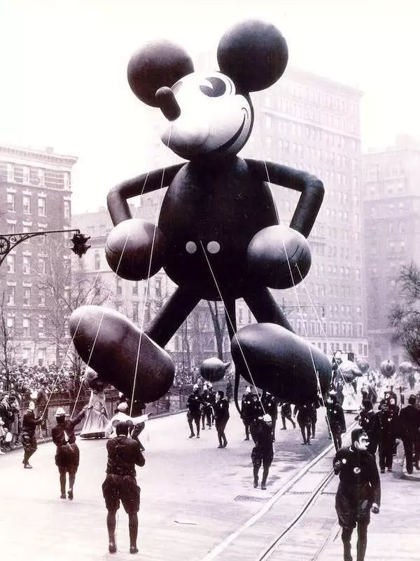 Mickey Mouse Balloon Macy's Letsatsi la Thanksgiving Day Parade