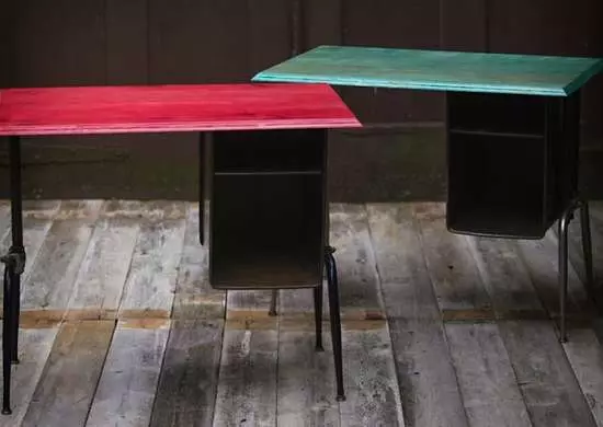 Zachovalý dřevěný stůl