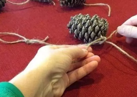 Jak zrobić girlandę w kształcie szyszek sosny — mocowanie szyszek sosnowych