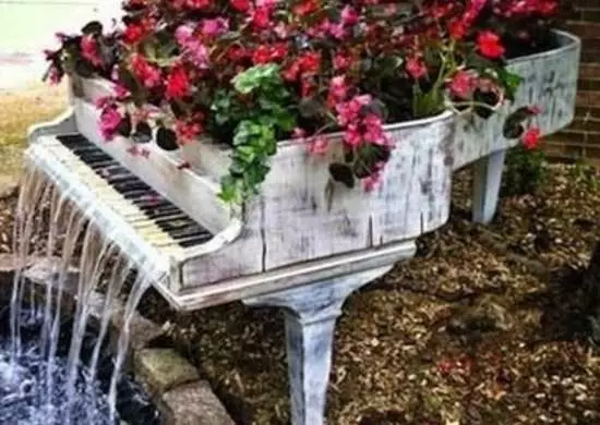 Төгөлдөр хуурын усан оргилуур