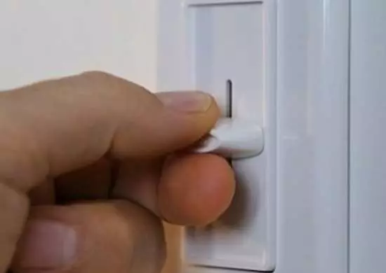 Pag-instalar sa usa ka Dimmer Switch