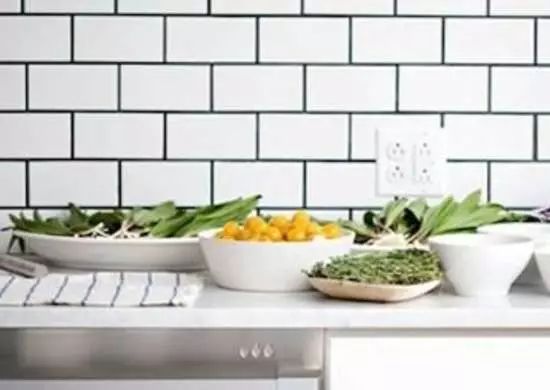 Küche mit weißen U-Bahn-Fliesen