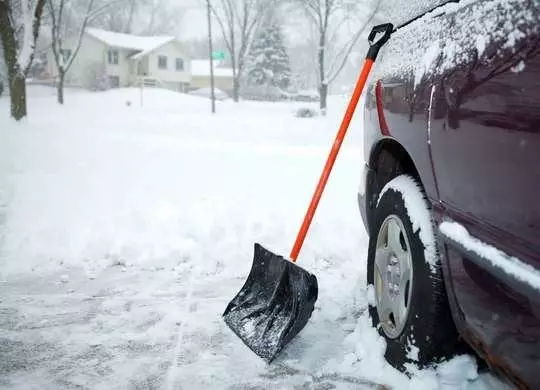 Kaip iškasti automobilį iš sniego