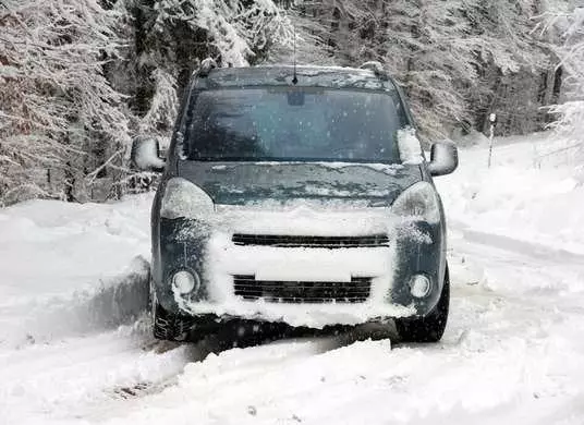 Automobilis išlipti iš sniego