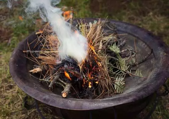 எரியும் கிறிஸ்துமஸ் மரம்