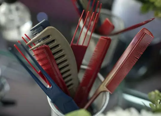 Како да ги исчистите алатките за коса