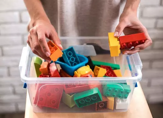 hoe om plastiek speelgoed skoon te maak