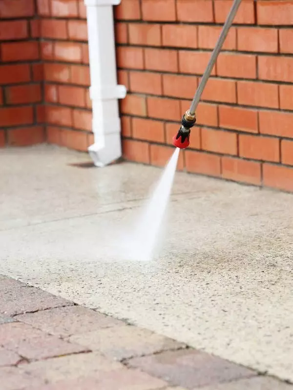 Si të pastroni betonin