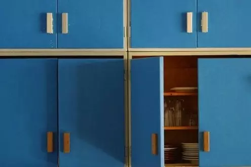 Konyhaszekrény burkolat felújítása - ajtók festése