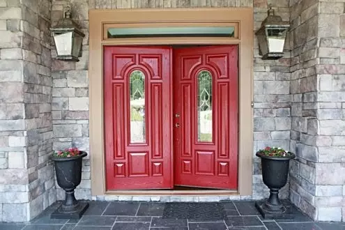 سرخ سجاوٹ - سامنے کا دروازہ