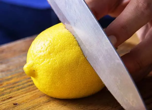 Lemon untuk Membersihkan Tempat Pembuangan Sampah