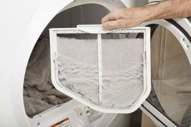Ngăn mùi cháy từ máy sấy bằng cách loại bỏ xơ vải