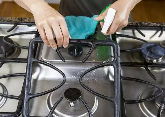 Hoe de kookplaat schoon te maken
