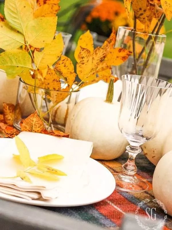 Ideeën voor herfstbladeren Thanksgiving-tafel