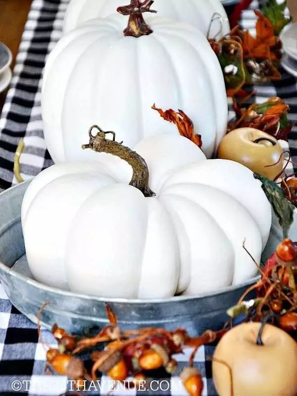 Ideeën voor Thanksgiving-tafels met witte pompoenen