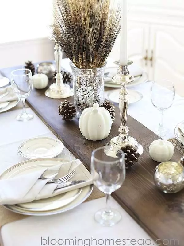 Idee voor een Thanksgiving-tafel met tarwe en hout