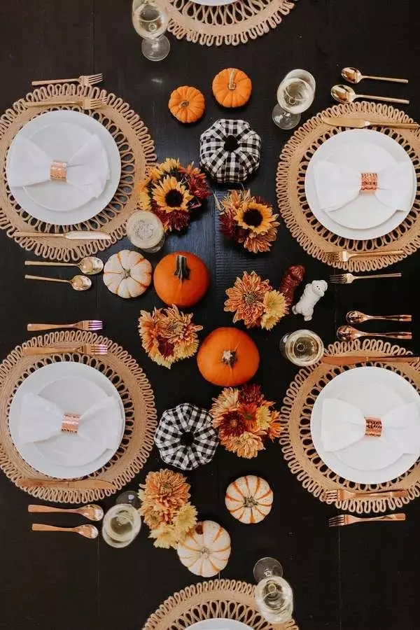 Ideeën voor pompoenbloemen als middelpunt van de Thanksgiving-tafel