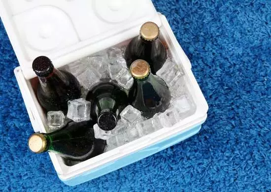 カーペットからビールを取り出す方法