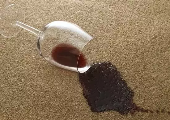 Paano Ilabas ang Red Wine sa Carpet