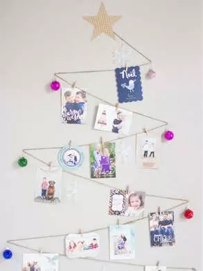 दीवार पर DIY क्रिसमस कार्ड धारक सुतली