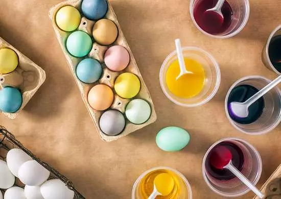Kool-Aid로 부활절 달걀을 염색하는 방법